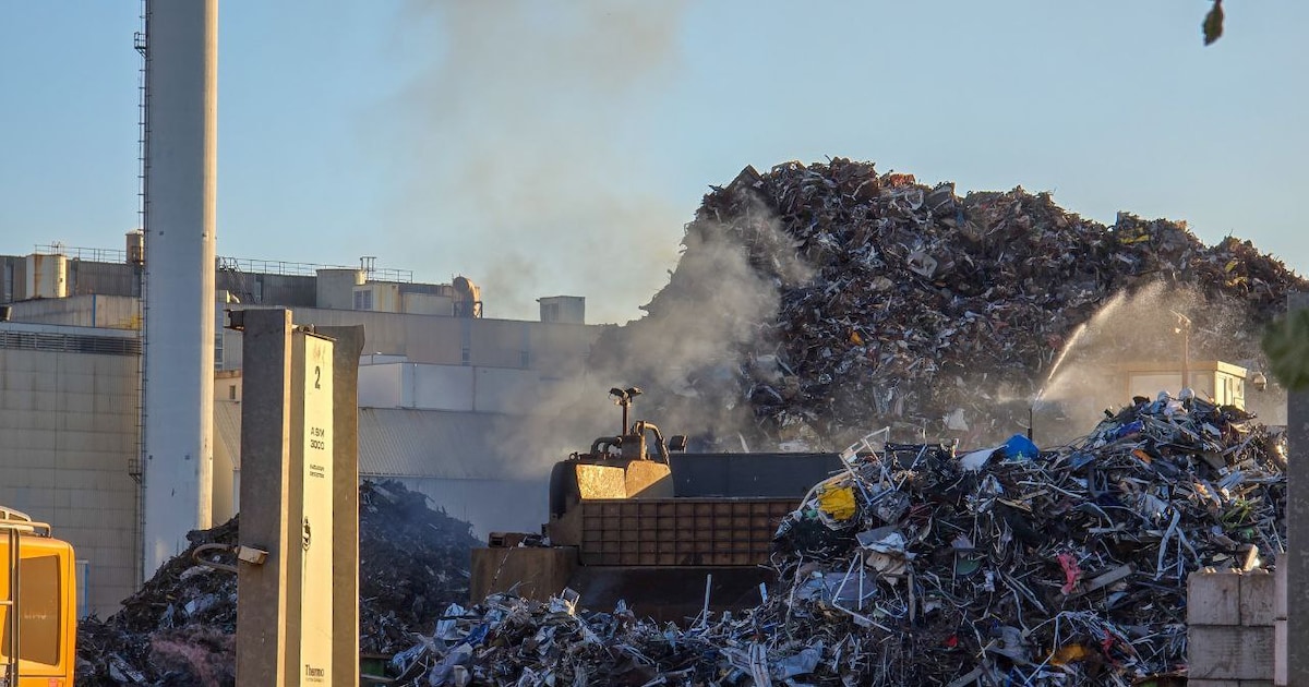 Pers voor schrootafval vliegt in brand bij metaalhandel in Hengelo ...