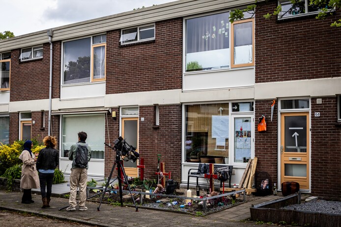 Enschedeër (44) zet straat op zijn kop met graf in voortuin en ...