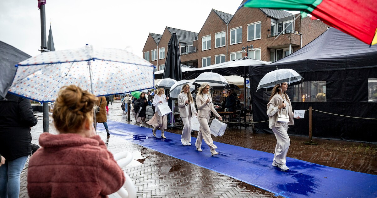 Modieus Borne laat zich zien op de catwalk, met en zonder paraplu ...