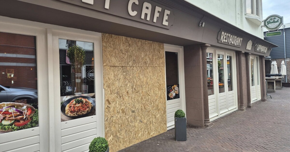 Auto rijdt tegen gevel van restaurant in Goor, bestuurder (19) was ...