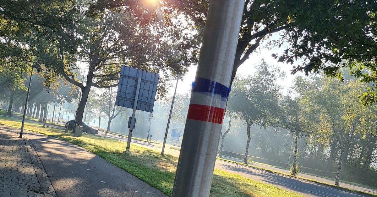 Lantaarnpalen in Oldenzaal beplakt met tape in kleuren van omgekeerde ...