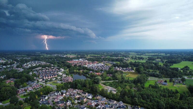 Bliksem treft woning in Haarle, noodweer levert overlast én mooie ...