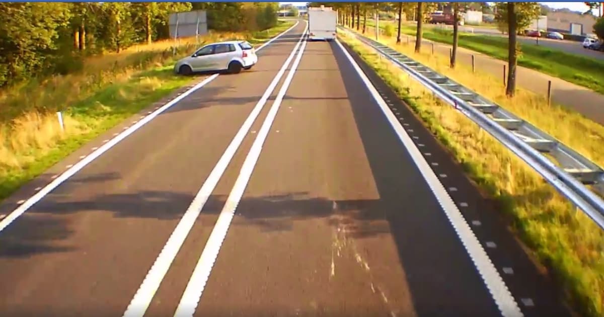 Levensgevaarlijke keermanoeuvre op N36 tussen Almelo en Wierden ...