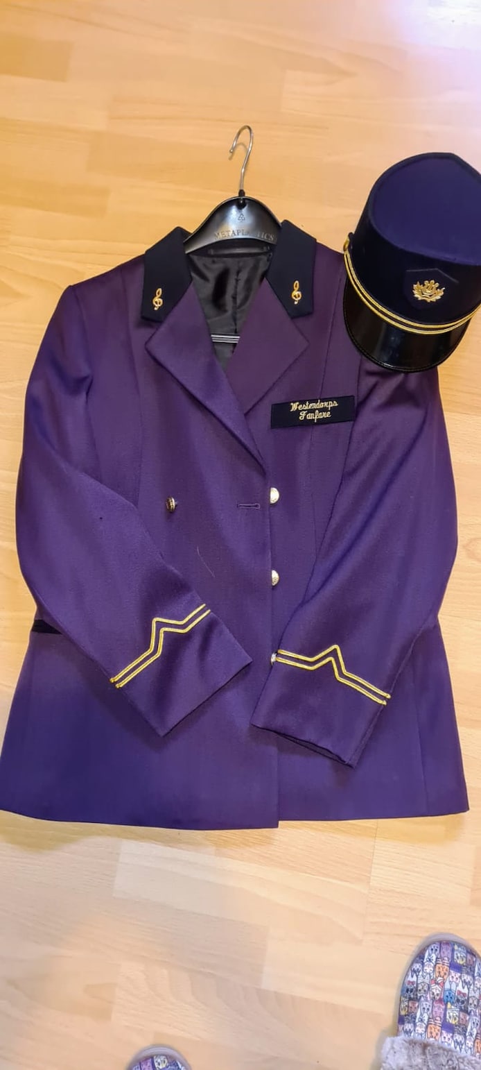 Lezers helpen lezers: 35 uniformen, geborduurde beer en een minimuseum ...