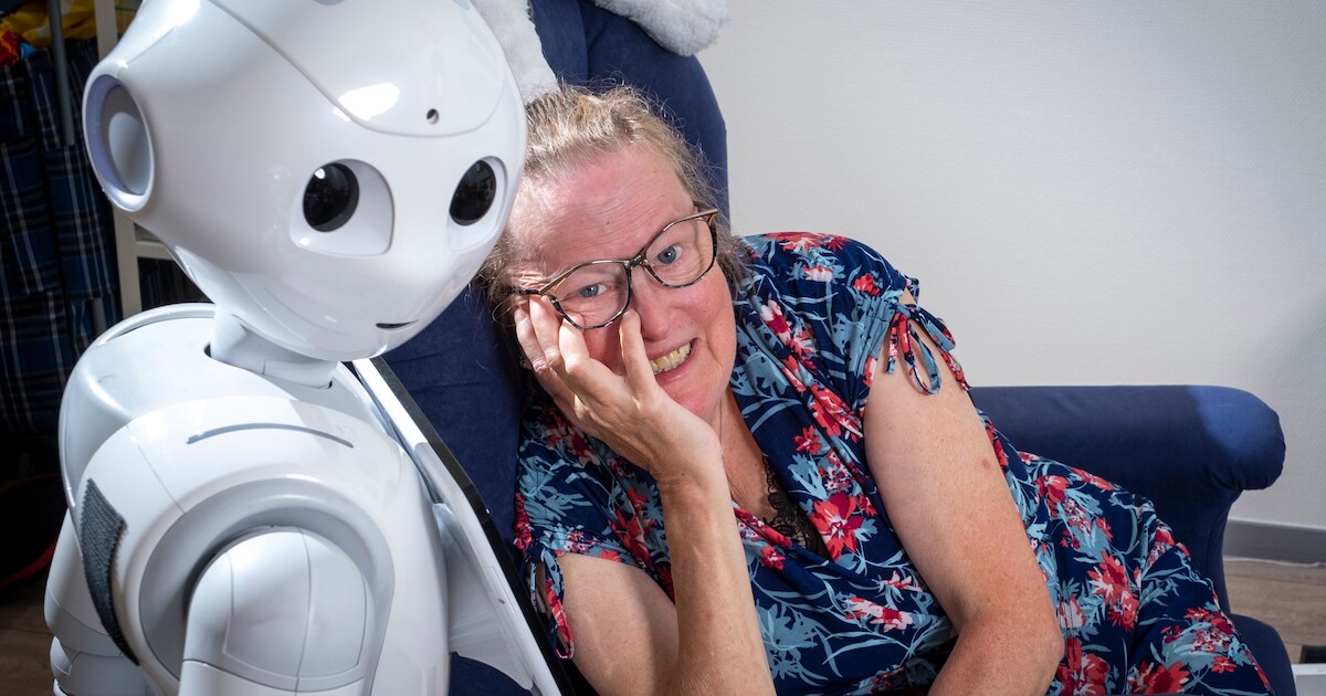 Elly wil het liefst geen dag zonder robot Phi leven | Gezond | tubantia.nl