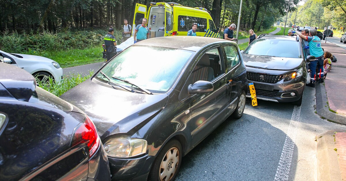Drie auto’s botsen op elkaar op Amersfoortsweg bij Apeldoorn, een persoon naar ziekenhuis ...
