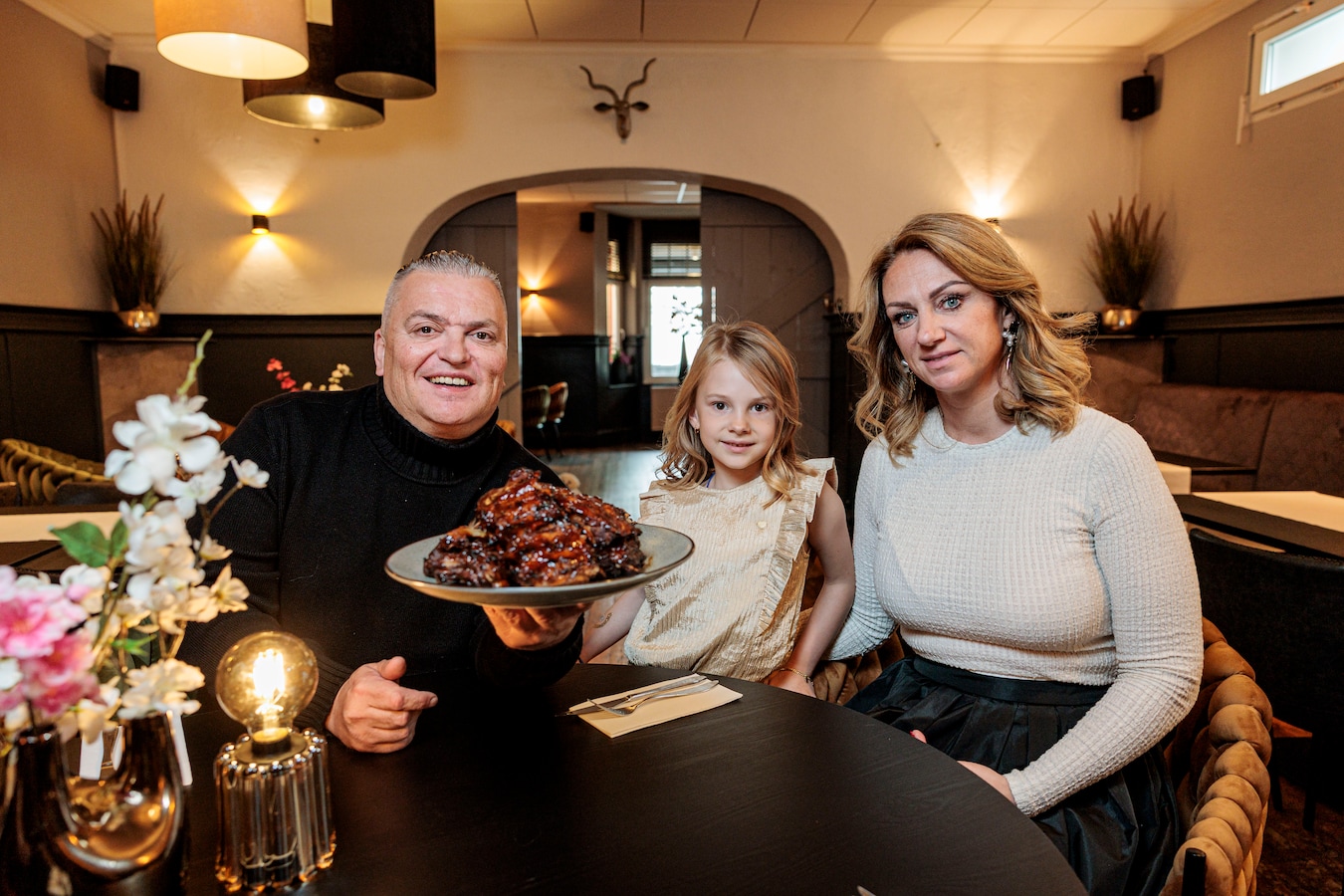 Nederlanders trekken massaal naar Gronau voor spareribs van Patrick (51 ...