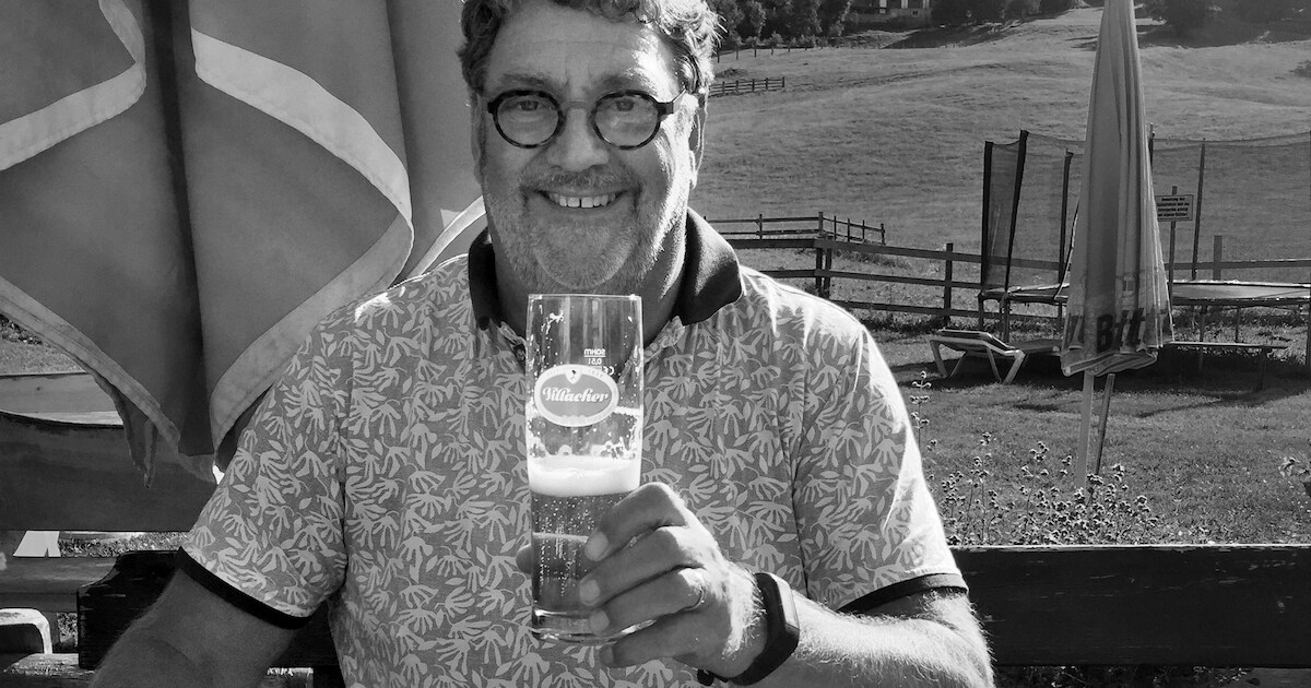 Kleurrijk architect Barend Scherpbier uit Enschede laat gasten toosten ...