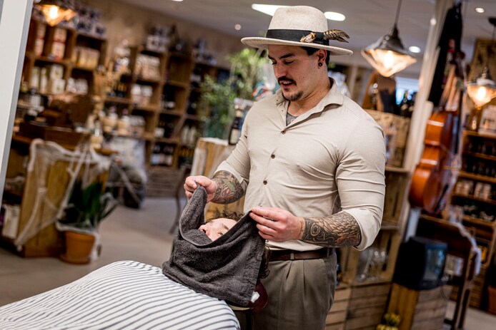 Knippen tussen de flessen wijn en badzeep, The Italian Barber doet het ...