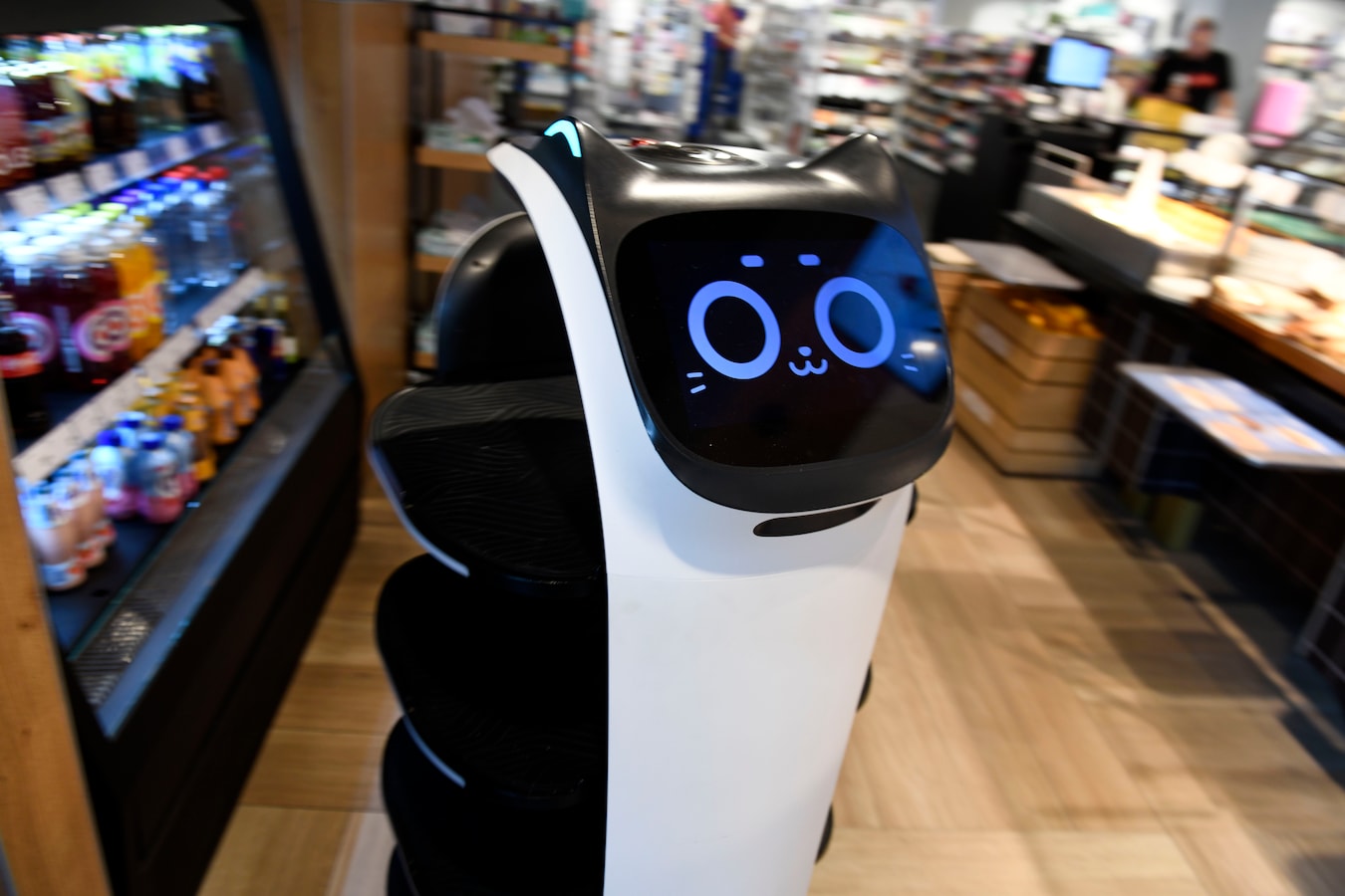 Als het druk is brengt Bella de tosti's aan tafel: Deze robot-ober ...