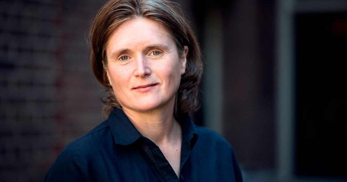 Adriaan van Dis prijst op tv boek over armoede in Almelo, en ontmoet na ...