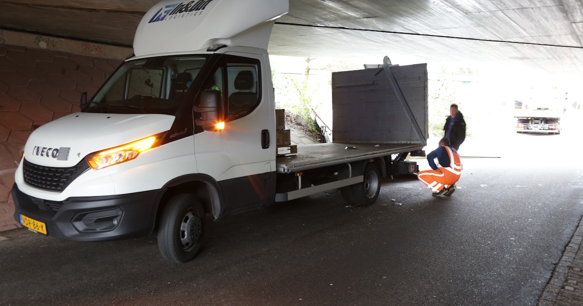 Bestelbus rijdt zich klem onder spoorbrug in Almelo en loopt flinke ...