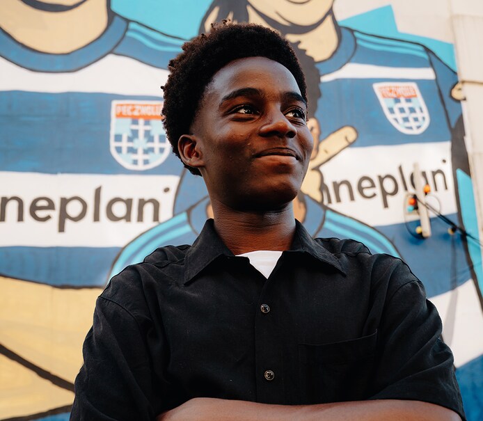 Jadiel is 15 jaar en nu al profvoetballer: zo ziet dat leven eruit ...