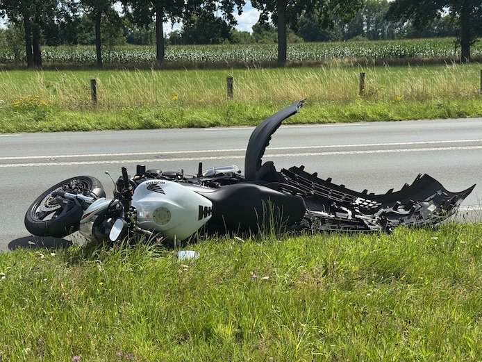 Bedrijfsbus botst tegen stilstaande motor op N350: motorrijder zwaargewond, bestuurder busje ...