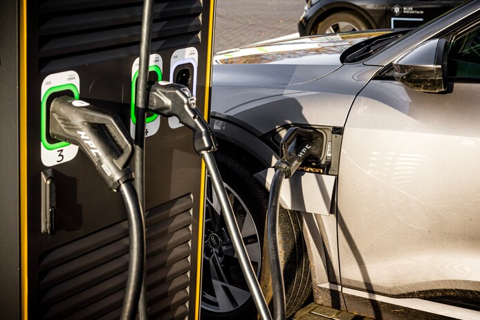 Elektrisch rijden fors duurder dan rijden op benzine | Auto | tubantia.nl