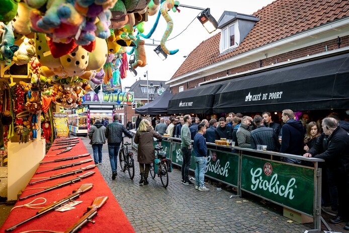 Straten Ootmarsum stromen vol op Koale Karmis-vrijdag: wie café in wil ...