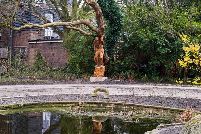 Wat doet het beeld van Atlas in de gemeentetuin in hartje Haaksbergen ...