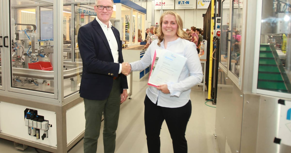Anouk Schoonbeek uit Wierden haalt als eerste vrouw monteursdiploma bij REMO in Rijssen ...