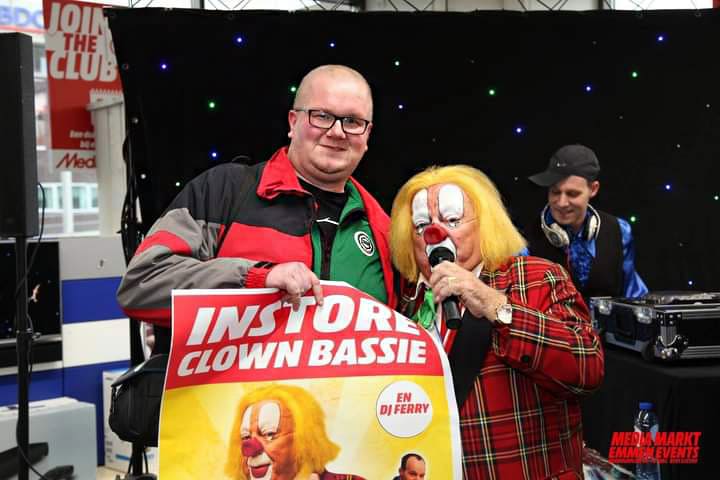 Superfan Mark trouwde in Bassie & Adriaan-stijl: ‘Mijn vrouw vond het ...