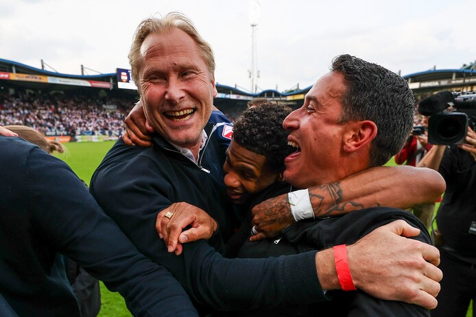 Peter Hofstede lacht in zijn vuistje na promotie met Witte Leeuwen ...