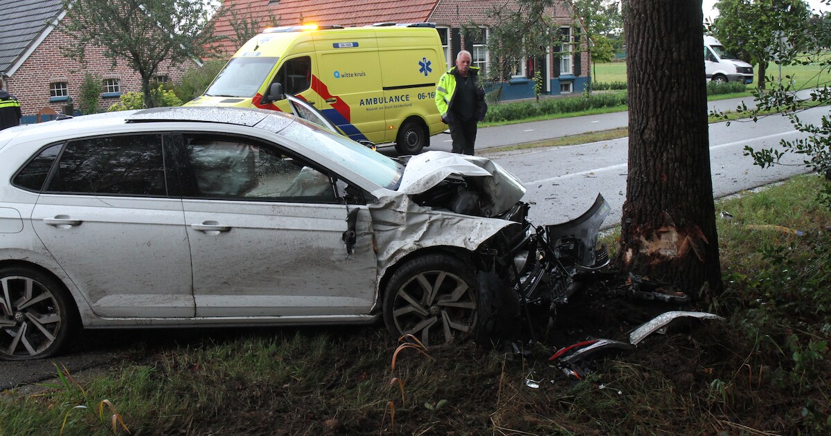Auto knalt hard tegen boom langs Borculoseweg in Barchem, bestuurder ...