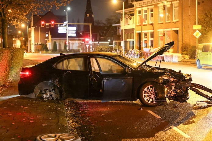 Dollemansrit met gestolen auto door Enschede eindigt met crash, politie ...
