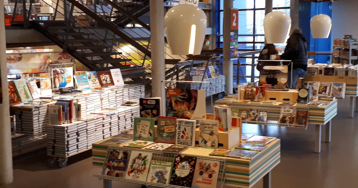 Vrouw zet bibliotheek Almelo op stelten: stoelen en boeken vlogen door ...