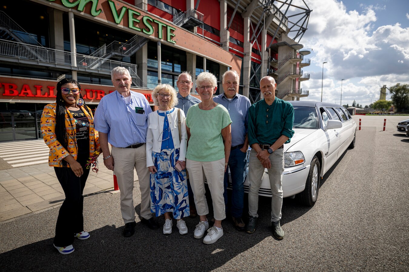 Krantenbezorgers Peter (71), Wim (78), Gerrit (78) en Annie (76) in het ...