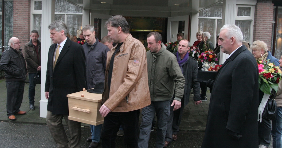 Familie, vrienden en bekenden bewijzen Enschedese zwerver Arend laatste ...