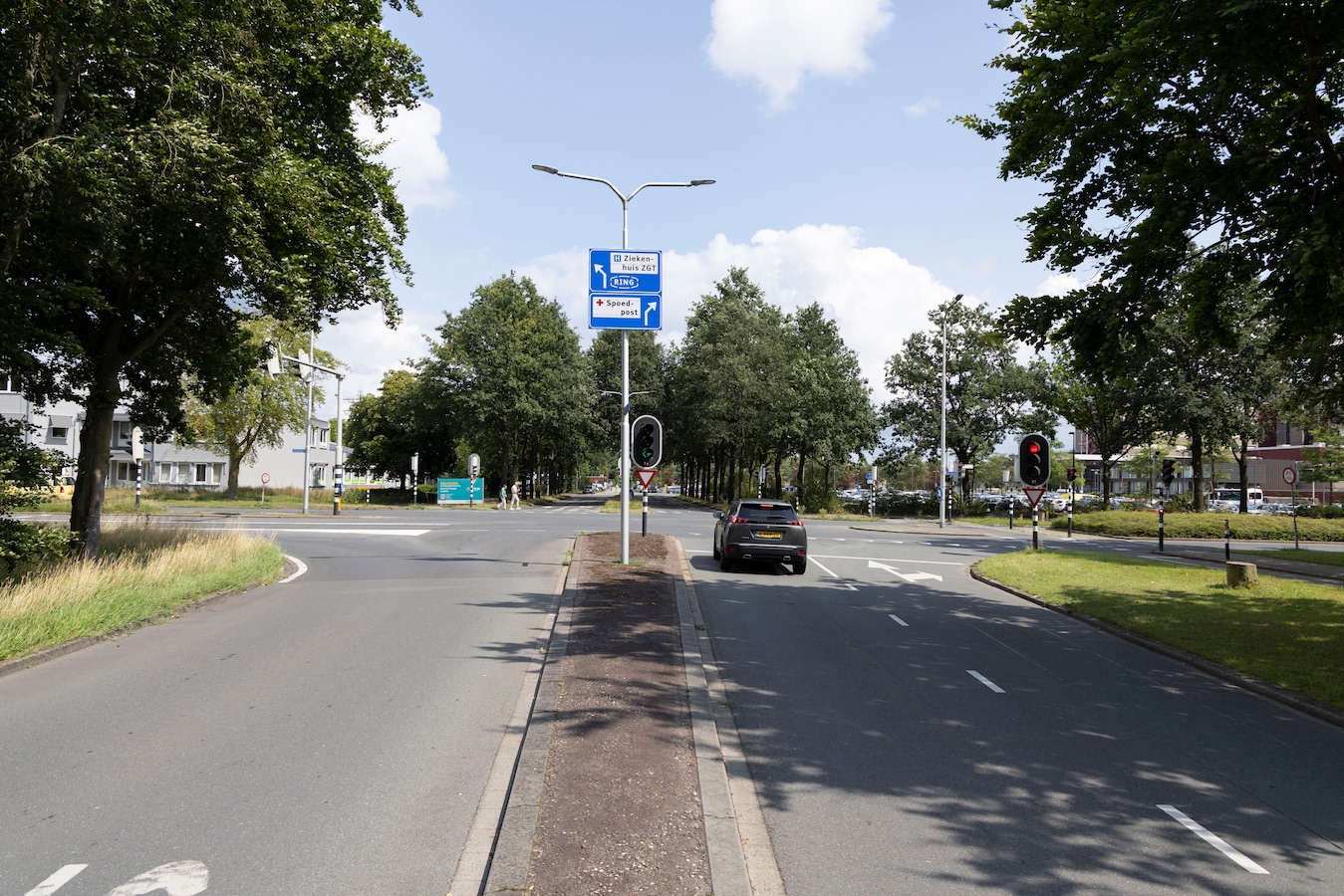 Drukke kruising bij ZGT wordt rotonde: ‘Logistiek lastige klus’ | Foto | tubantia.nl