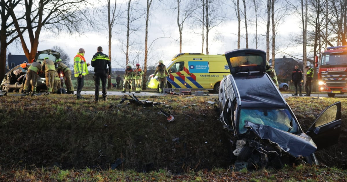 Enorme schade na frontale botsing op N348 bij Lemelerveld, twee bestuurders zwaargewond | Zwolle ...