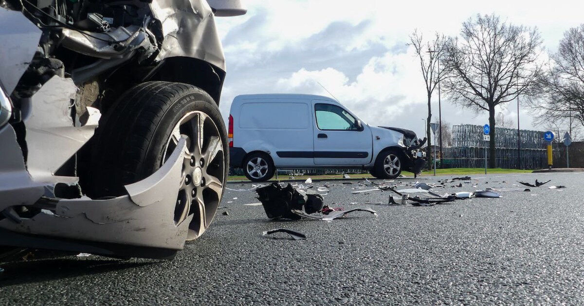 Gewonde na ongeluk met twee auto's op kruising in Enschede | Enschede | tubantia.nl