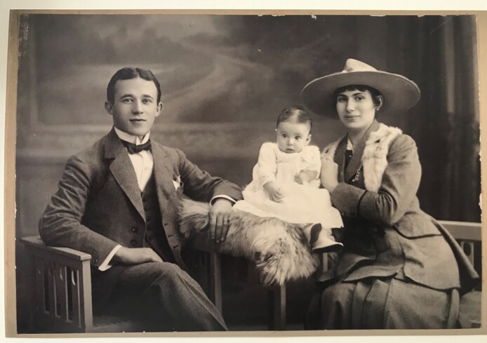 Schrijver Frank Krake uit Hengelo ging op zoek naar de geschiedenis van ...