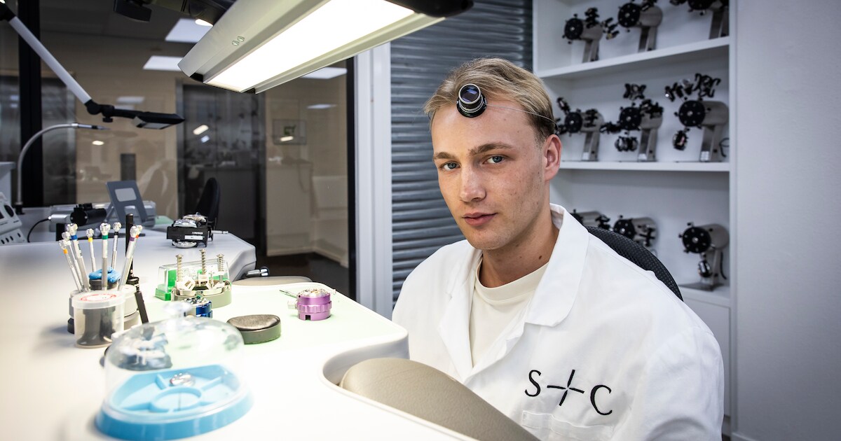 Tim (22) uit Neede repareert de mooiste merkhorloges (en is bezig met ...