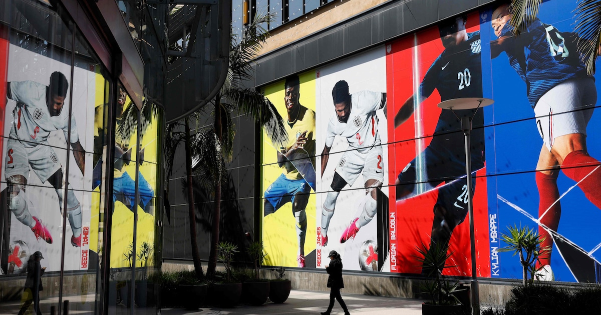 Nike weigert geld te betalen aan de FIFA en pompt daarom miljoenen in ...