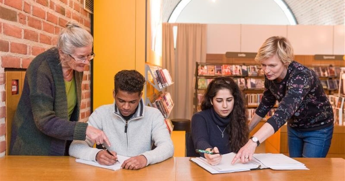 Vrijwillige taalcoaches in Nijverdal helpen vluchtelingen met hun ...
