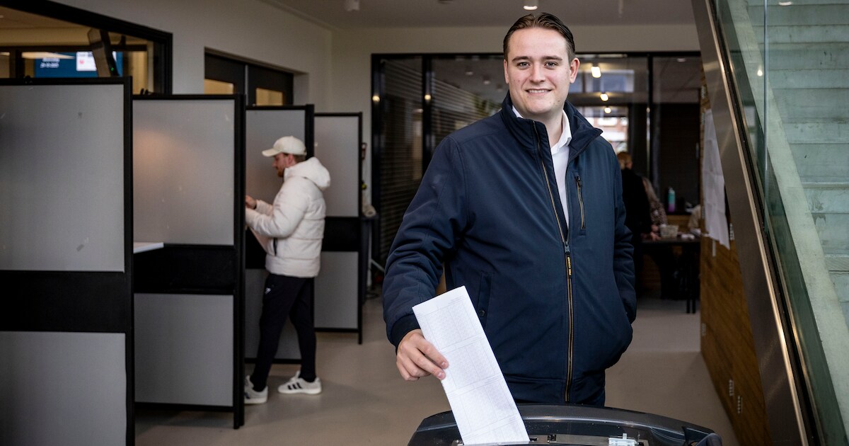Kamerlid Jimme Nordkamp (GL-PvdA) brengt stem uit met zijn moeder ...
