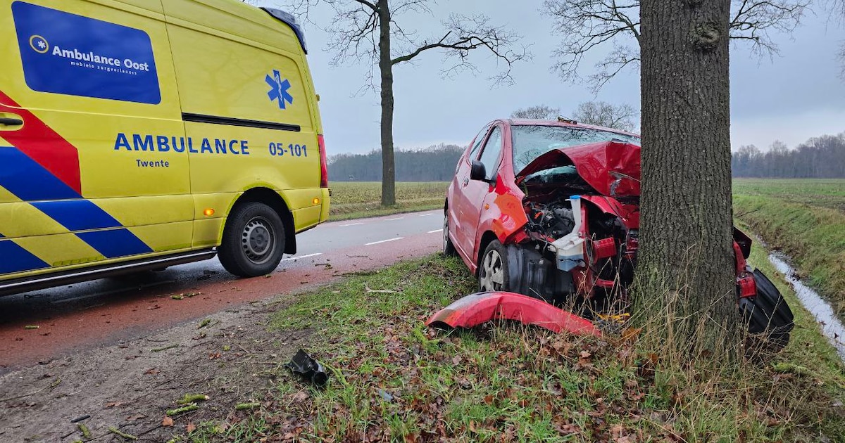 Automobilist met spoed naar ziekenhuis na frontale botsing tegen boom in buitengebied Hengelo ...