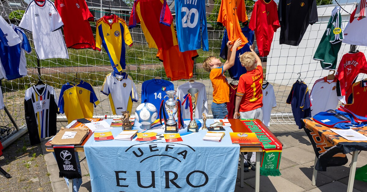 Houten tribune, brandende zon: een klein bedrag voor een grote droom ...