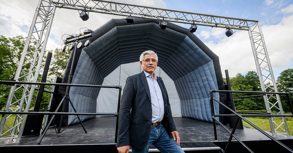 Het opblaasbare podium van horecaveteraan Aya Chang uit Hengelo staat ...