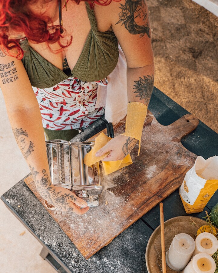 ‘Sexy chef’ Tess is een hit op Ibiza en haar kookboek heeft geen foto's ...