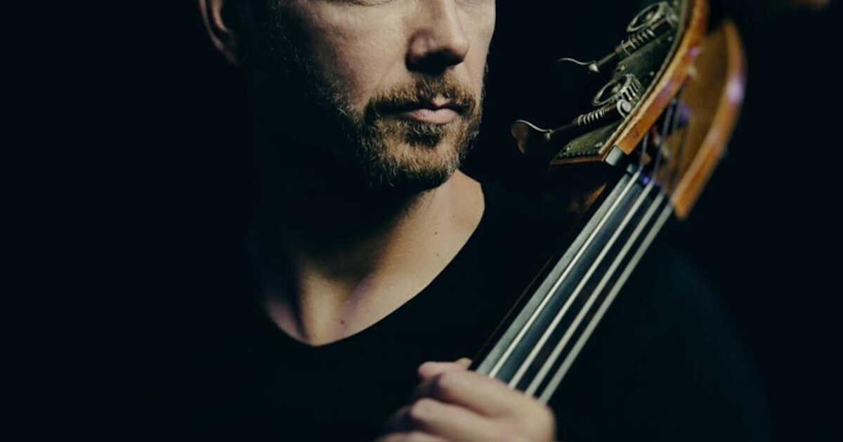 Thuiswedstrijd voor Enschedese contrabassist Johan Plomp bij optreden ...