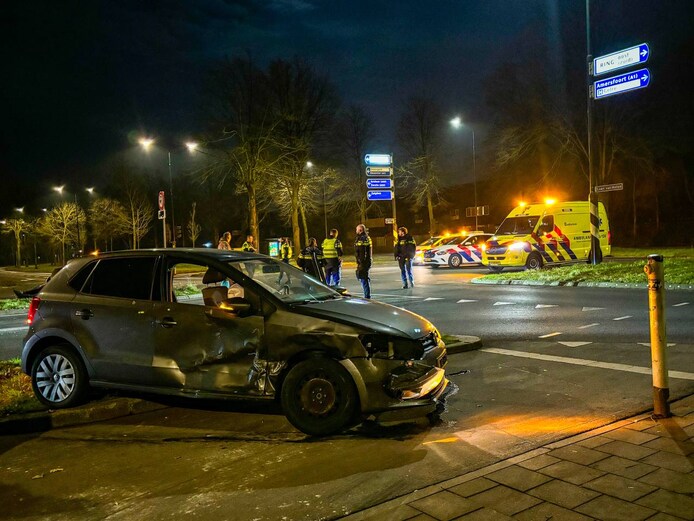 Auto's in de kreukels na harde botsing op kruising in Apeldoorn ...