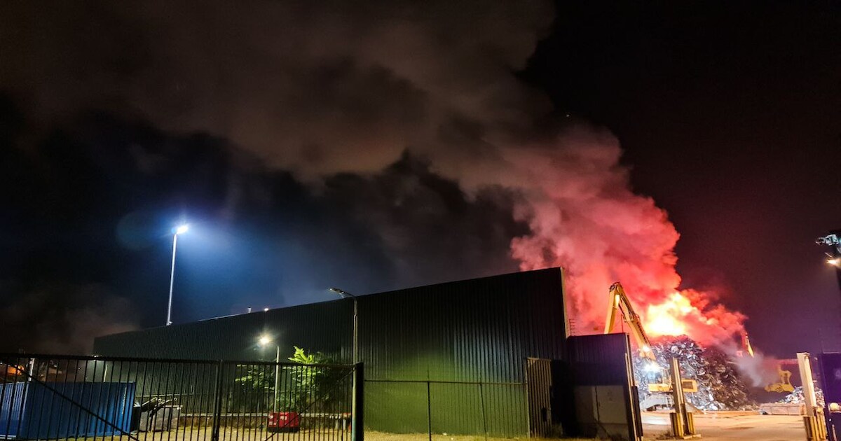 Grote brand bij metaalverwerkingsbedrijf Den Oudsten in Hengelo onder ...