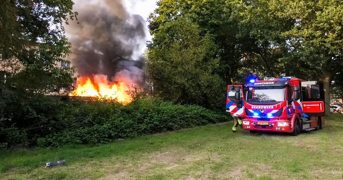 Terwijl agenten hulp verlenen bij brand in Enschede, trapt man spiegel ...