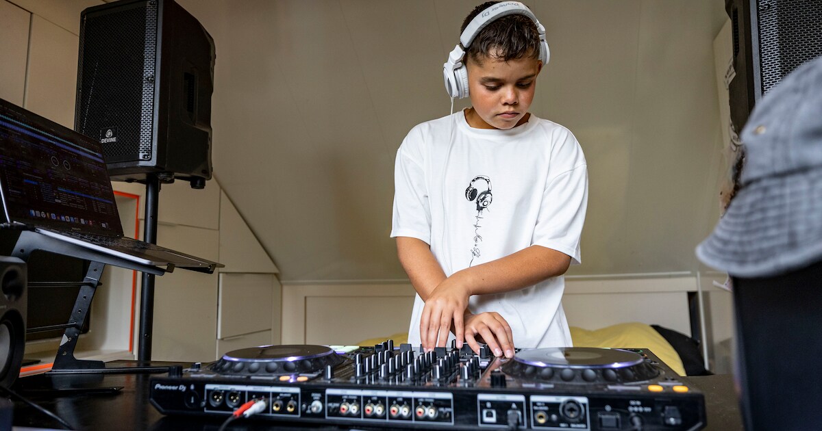 Twentse dj Quinn James (13) ontgroeit de school- en buurtfeestjes en ...
