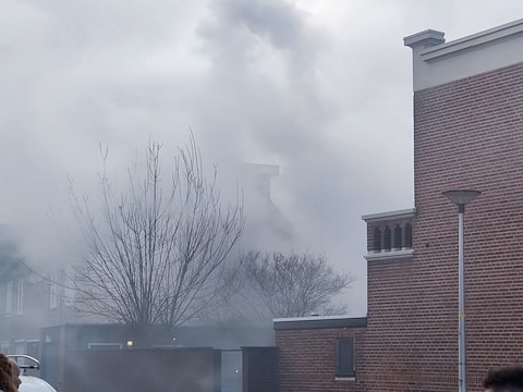 LIVE | Brandweer blust eerste vuurwerkbrand bij basisschool, schuur ...