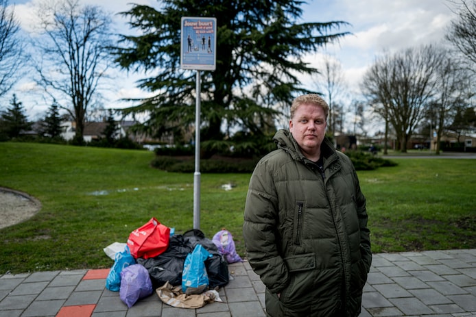 Frank ergert zich aan rotzooi op straat en begint petitie: ‘Breng de ...