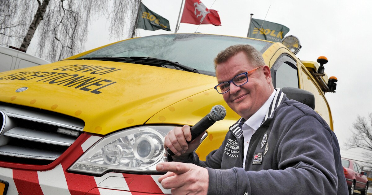 Volkszanger Johnny Bolk uit Almelo zingt een half uurtje voor 'slechts ...