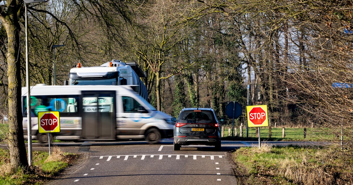 R. mist stopborden en -streep en schept fietser in Lattrop: 'Dat kennen ...